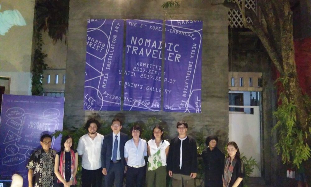 Interpretasi seni instalasi akan manusia yang selalu mengembara dalam ...