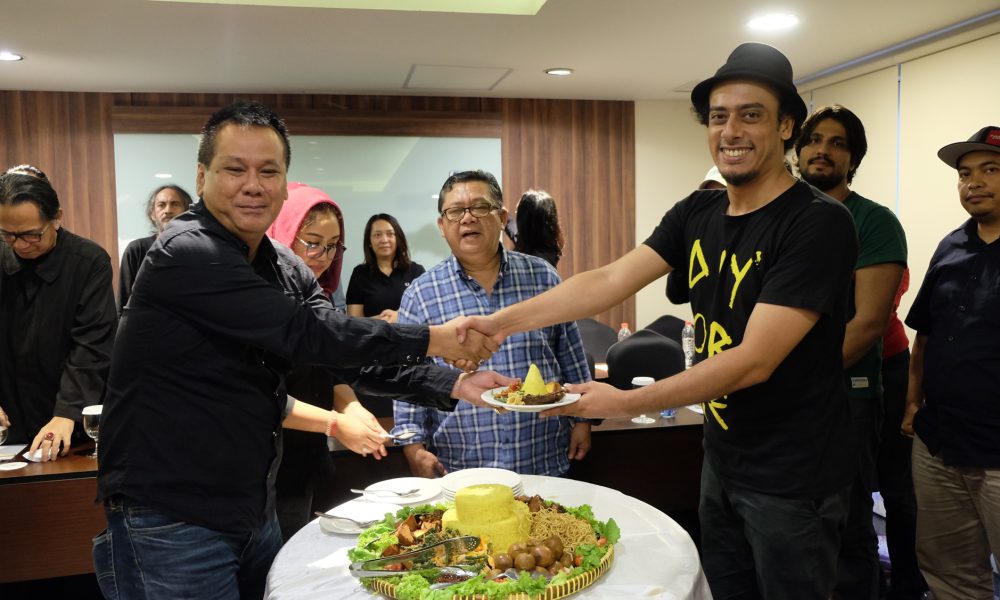 Ismail Basbeth Sutradarai Film Tentang Masa Remaja Taufiq Kiemas ...